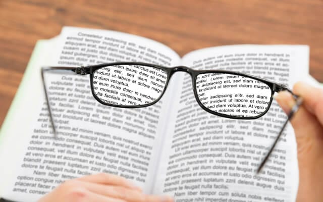 Presbiopia é doença comum entre quem tem mais de 40 anos | Visão Oeste