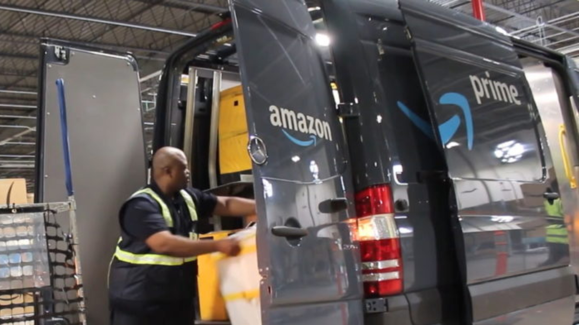 Amazon lança serviço de entregas no Brasil para competir com Correios e ...