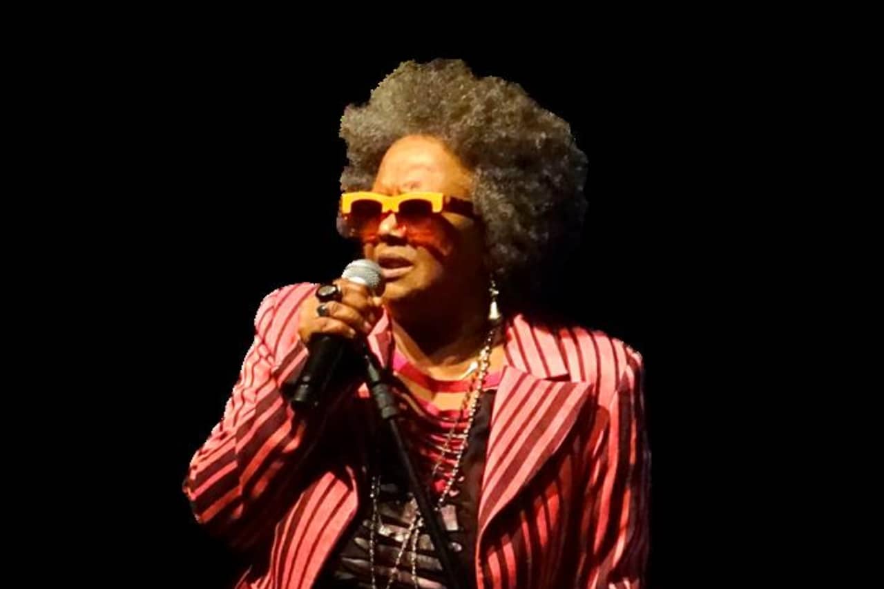 Sandra de Sá faz show em Barueri no Dia das Mães