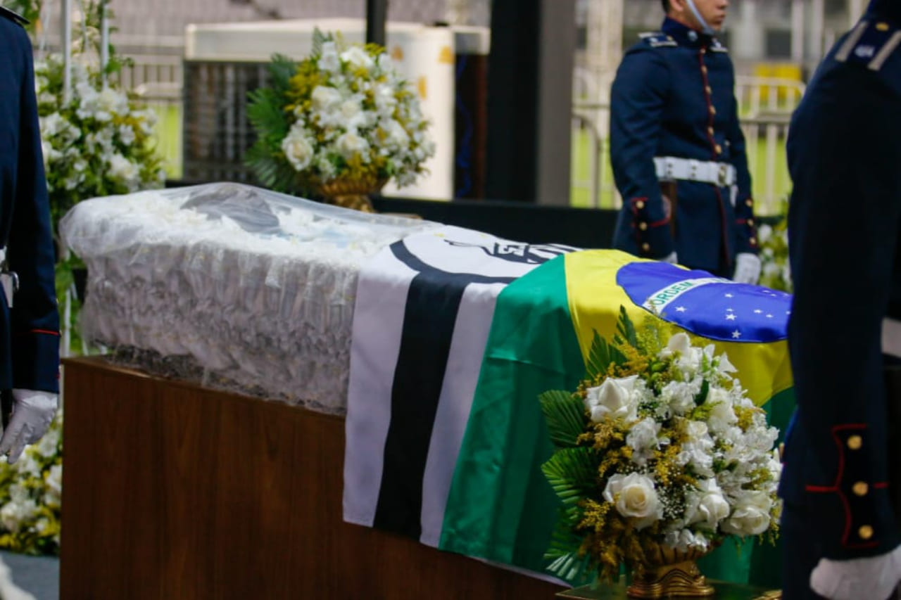 Enterro de Pelé ocorre em Santos após 24 horas de velório
