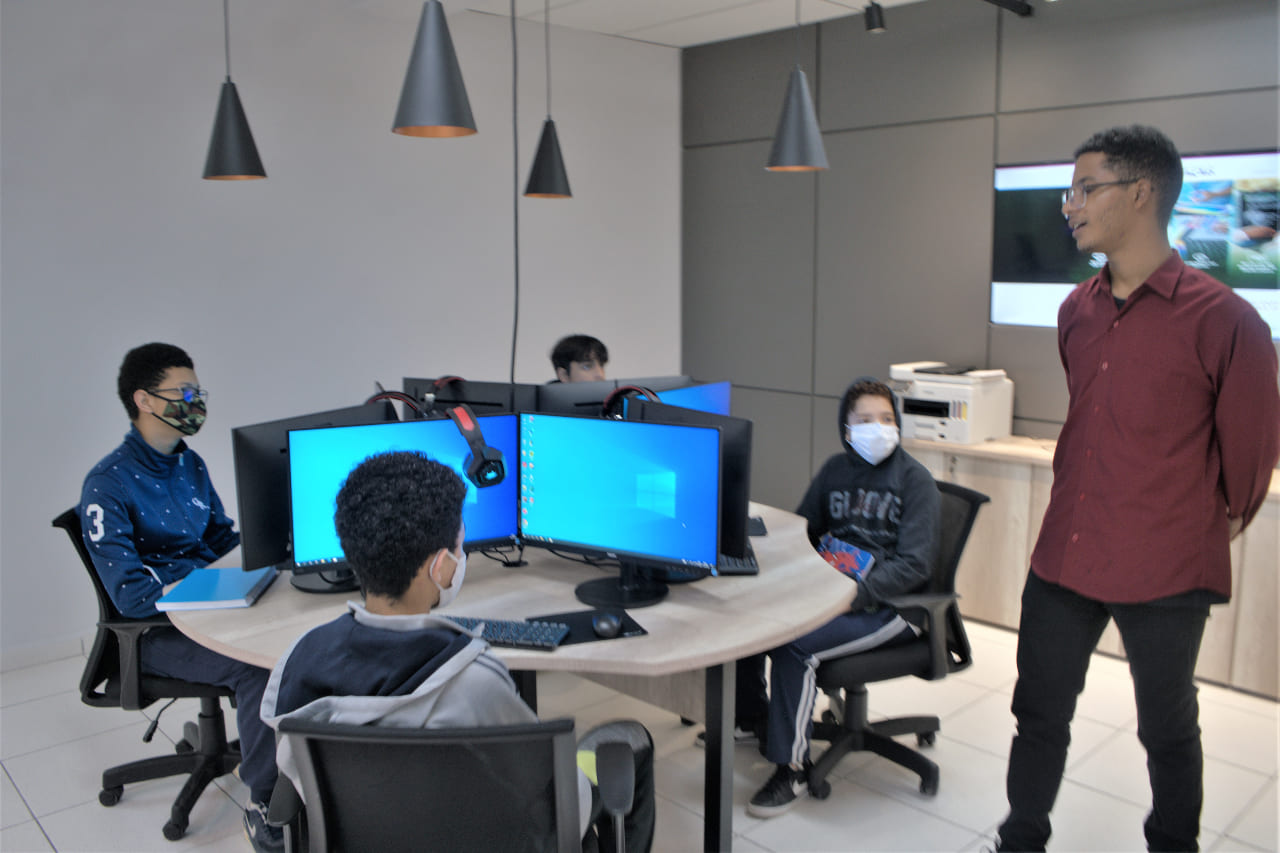 Barueri oferece cursos na área de tecnologia a alunos da rede municipal
