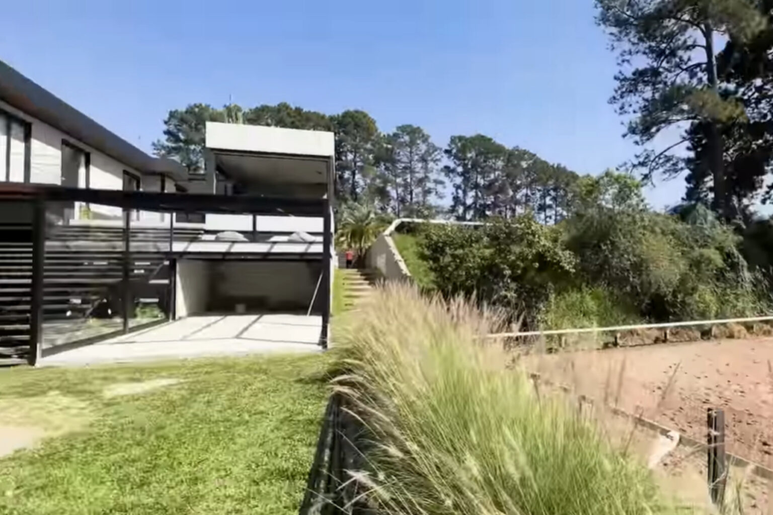 R$ 18 milhões: mansão de Boca Rosa na Granja Viana tem aquário com ...