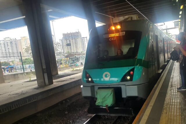 Trens da Linha 9-Esmeralda circularão com intervalos maiores neste fim ...