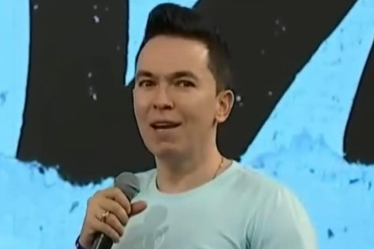 Pastor é criticado após dizer durante o culto que beijou a filha na boca