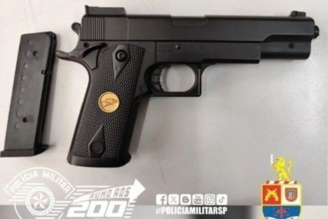 Simulacro de arma de fogo é apreendido em escola de Cotia | Visão Oeste
