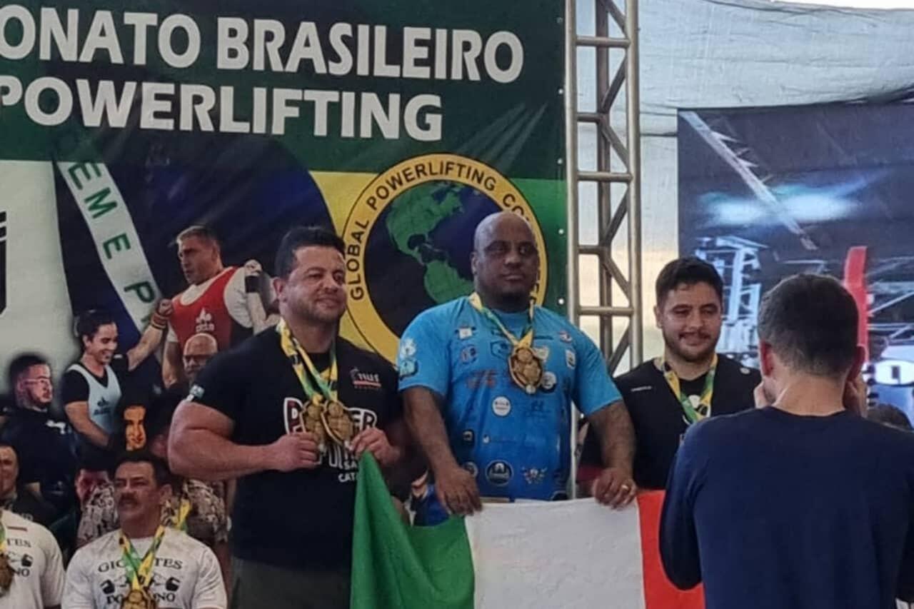 Osasquense Adriano Mutante levanta 210 kg e garante o hexa no ...